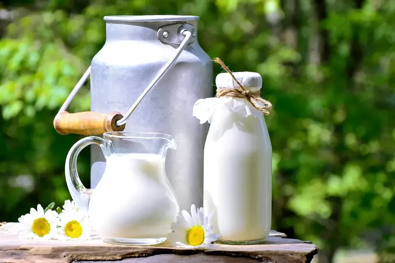 Can Goat Milk Cause Acne? Signs, Risks & Tips (+ Symptoms)